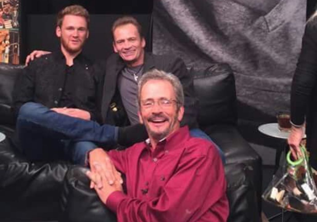 In a powerful moment of remembrance, Merle Haggard’s sons—Marty, Noel, and Ben Haggard—took the ...
