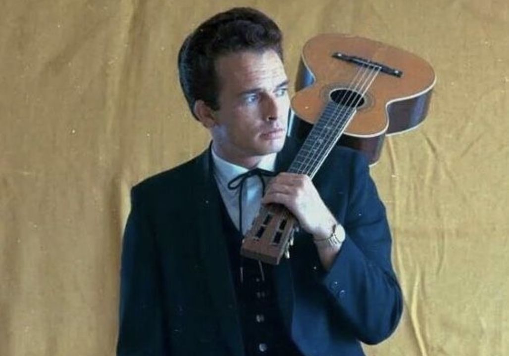 Merle Haggard doing impersonations (Marty, Hank Snow, Buck, Cash ...