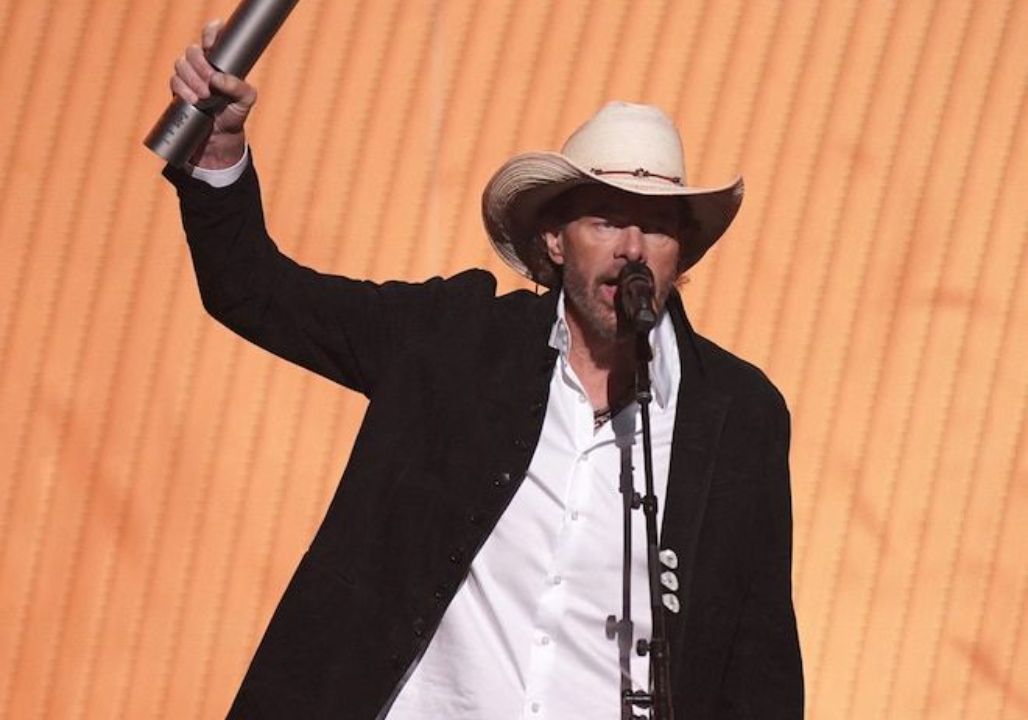 “Toby Keith – The Man Who Got Up After Illness To Sing His Last Songs ...